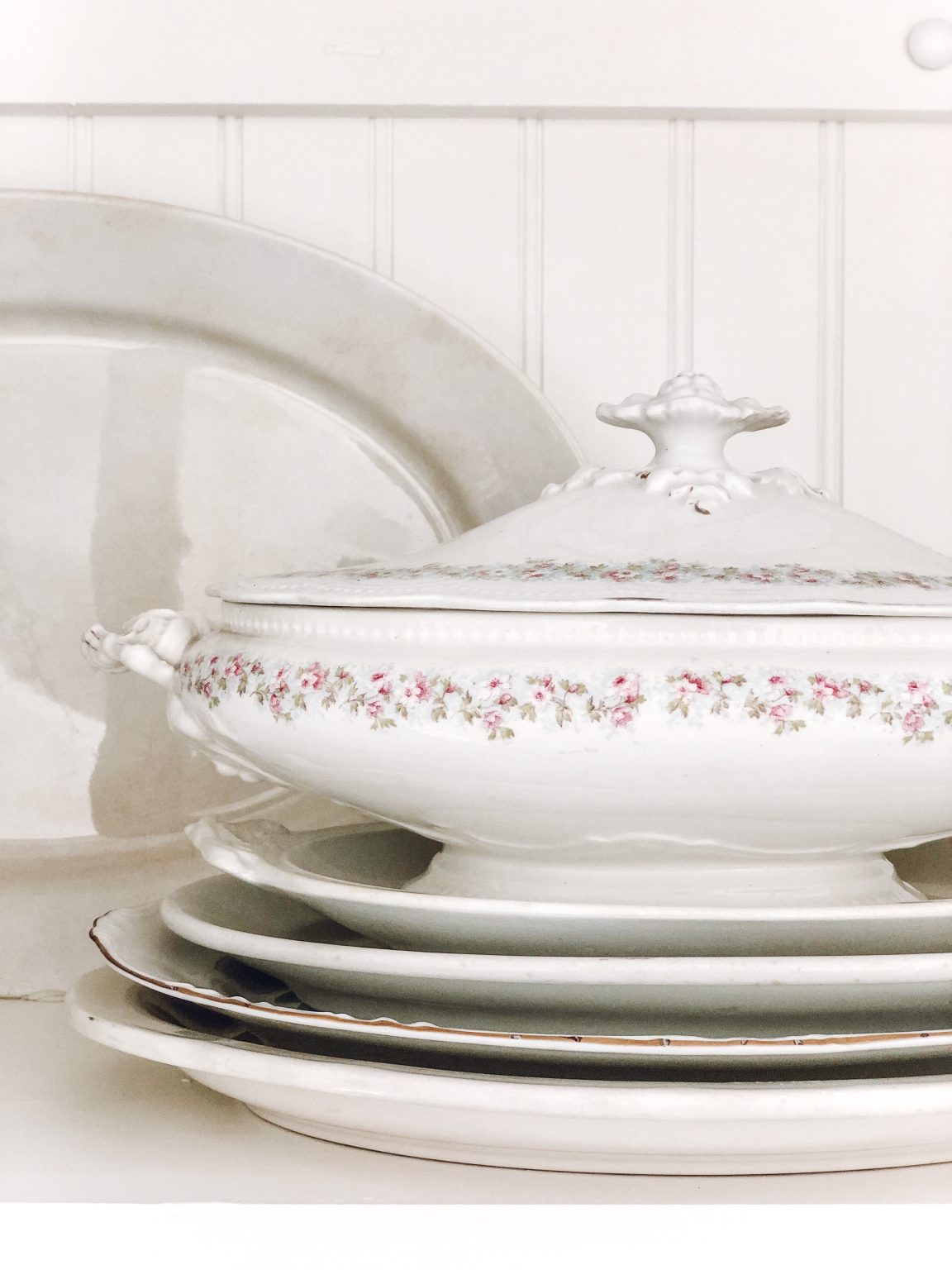 Everyday Decor, using vintage dishes | LeCultivateur