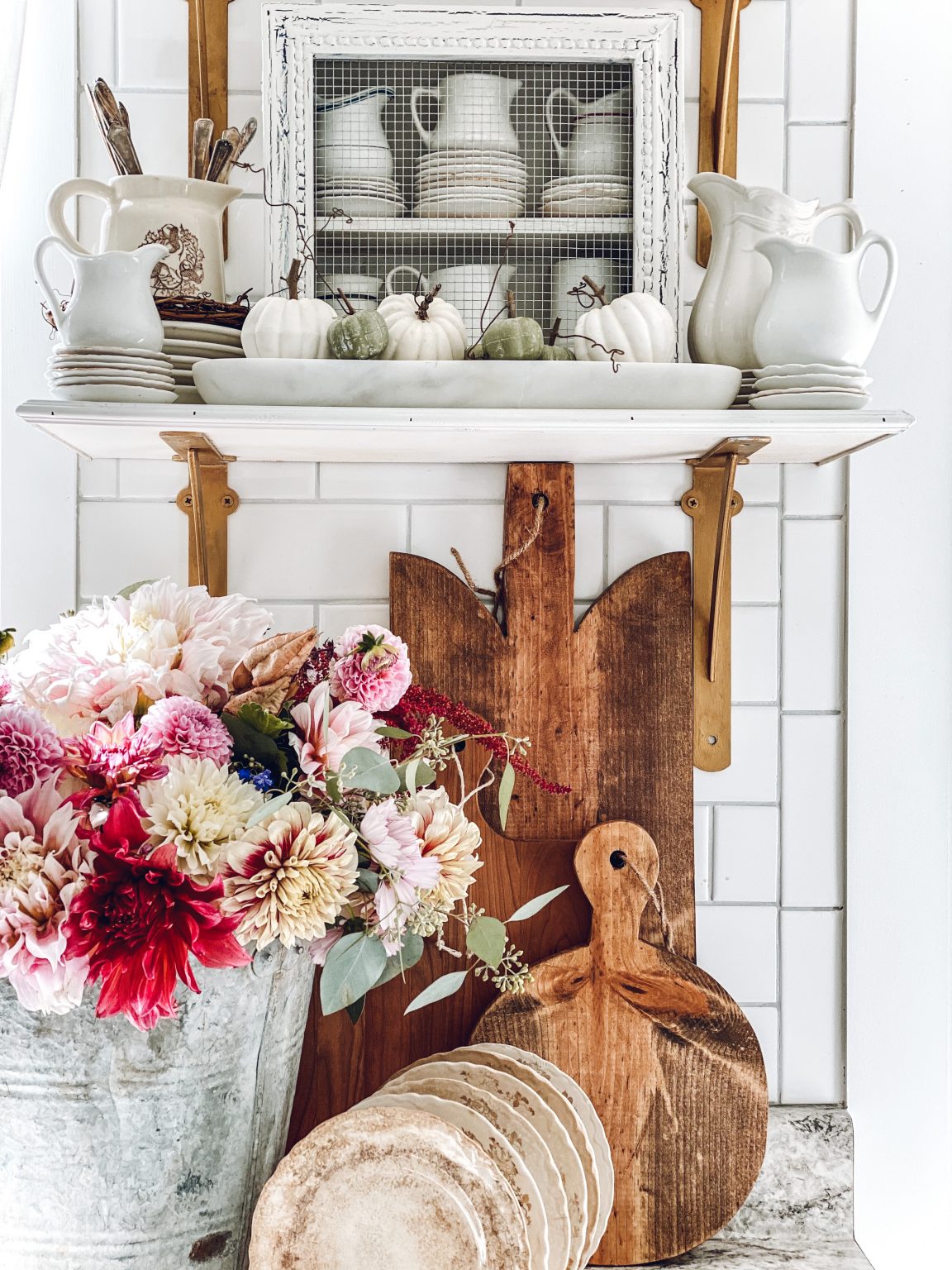 Abundant Autumn - kitchen shelves | LeCultivateur