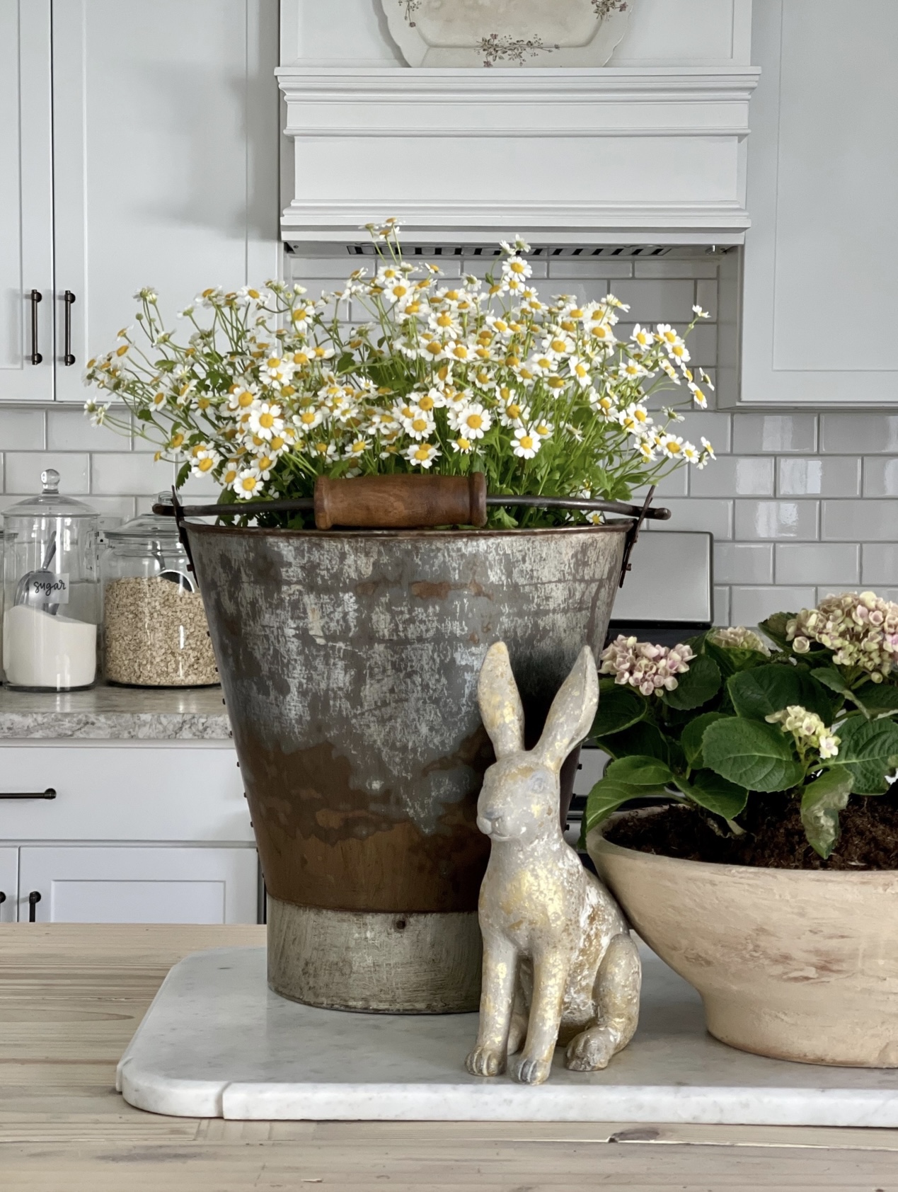 French vintage Friday - Old metal pail - LeCultivateur